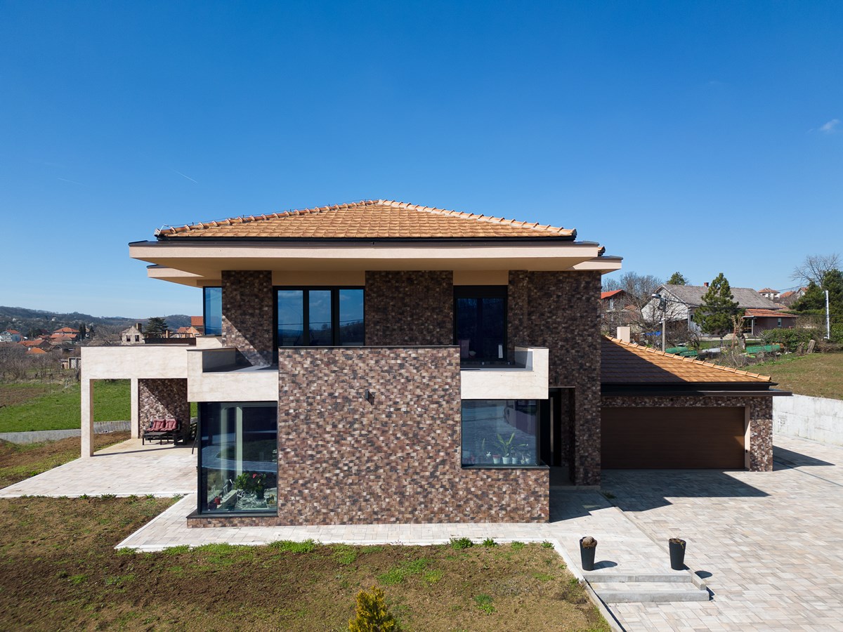 Jednospratna kuća za porodicu sa elementima tradicionalne srpske kuće (PLAN)